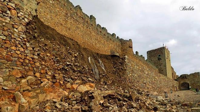 Un muro de la barbacana del castillo de Medellín se viene abajo | Hoy